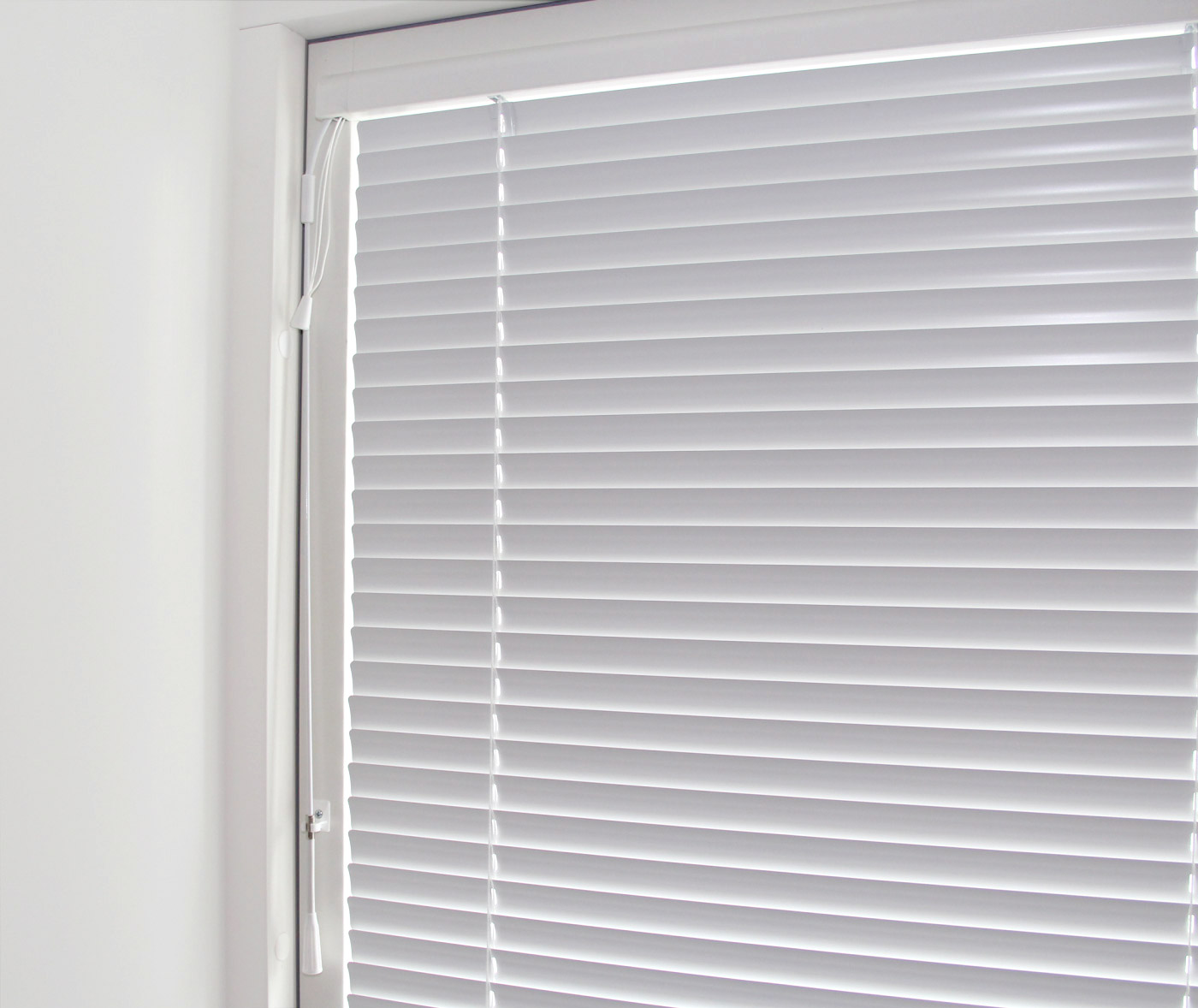 Persienner - tillval för dina fönster för att minska insyn